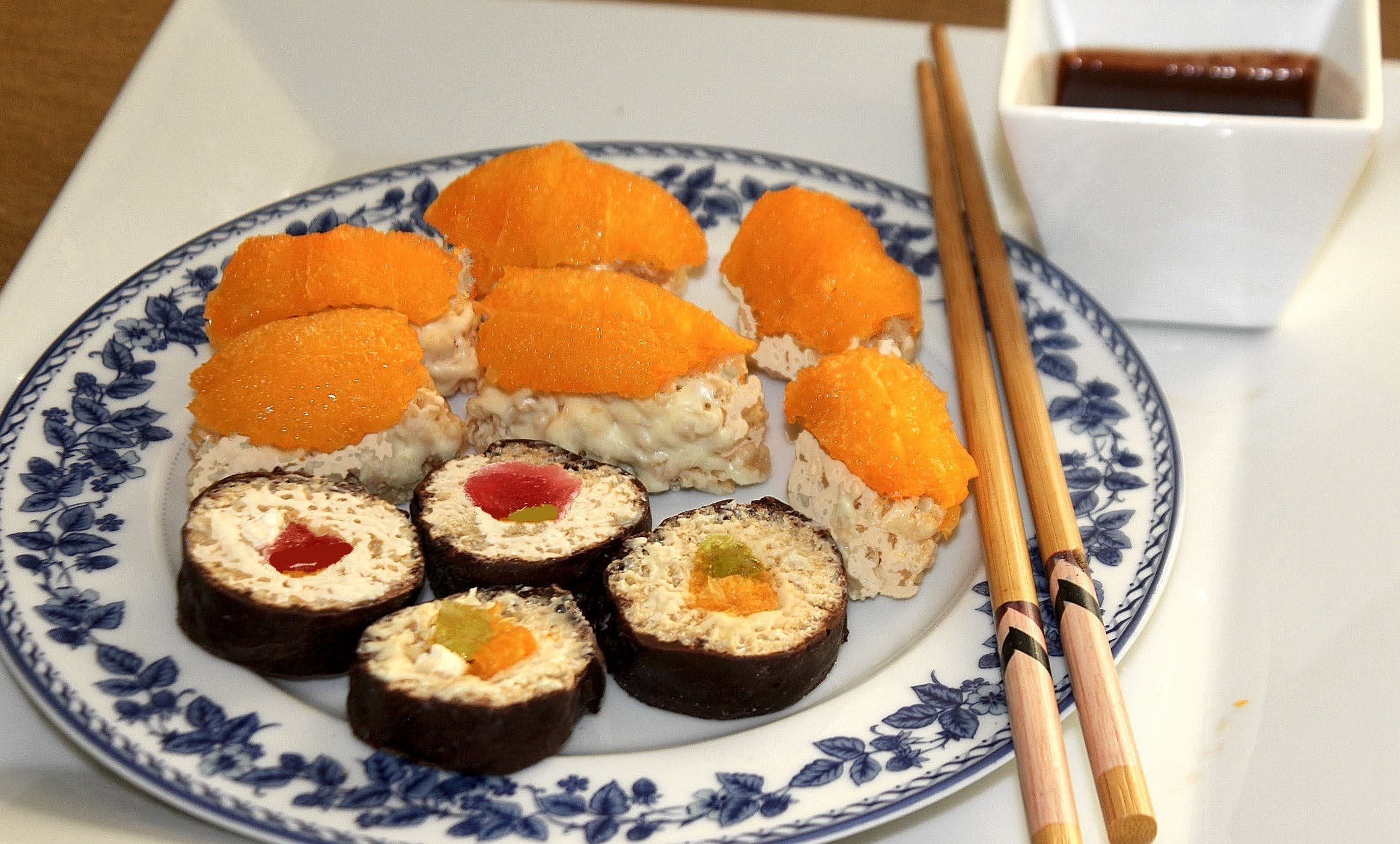 Sushi de chocolate, naranja y chuches