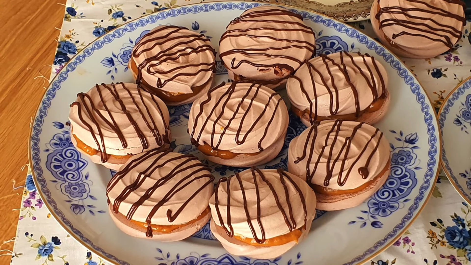 Merengues de chocolate rellenos con dulce de leche