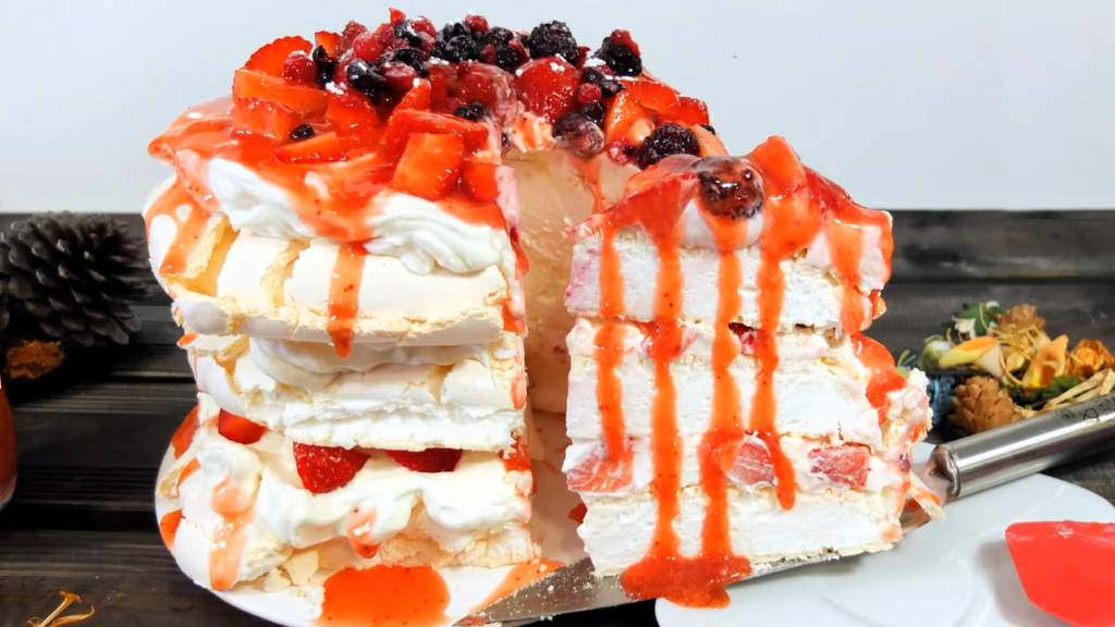 Pavlova de frutos rojos, pastel de merengue delicioso.